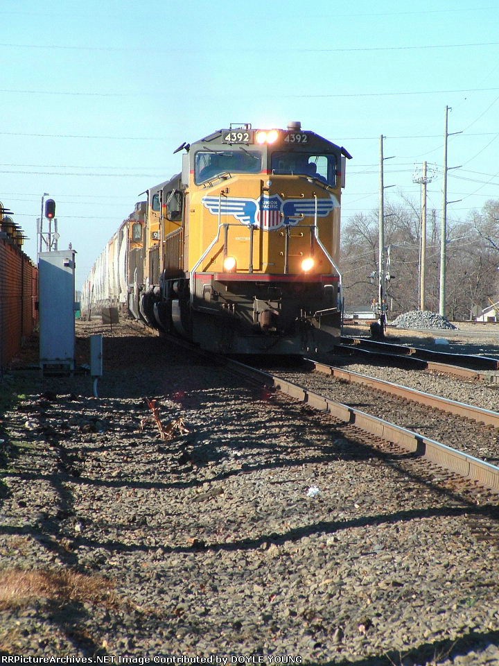 UP 4392 Full throttle through Hope.